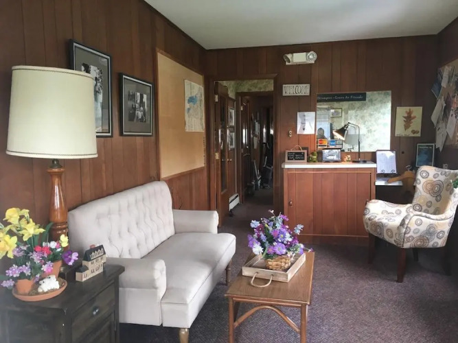 The Colonial Motel - Roxbury, NY