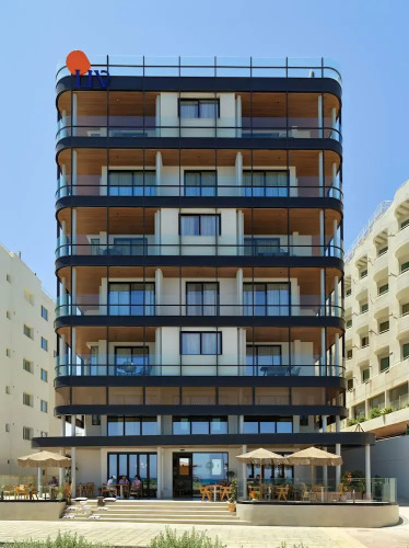 Liv Mackenzie Beach Suites - 라르나카