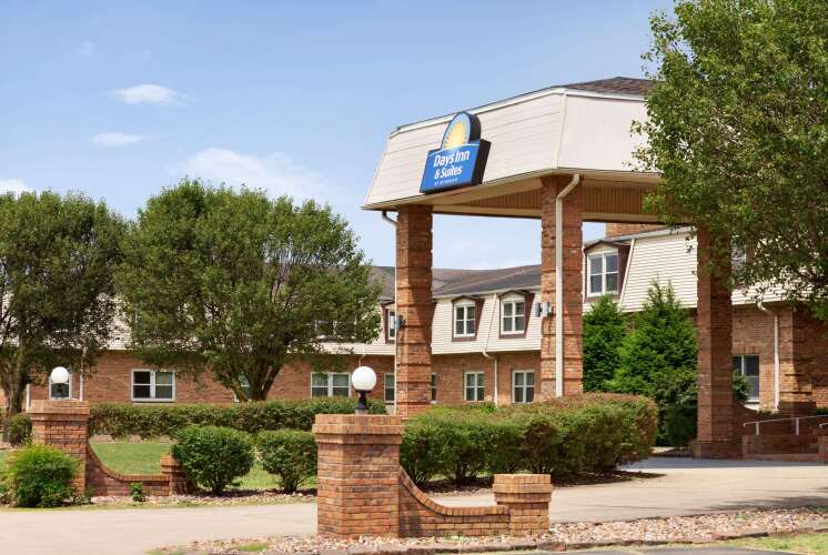 Days Inn And Suites By Wyndham Sikeston - Charleston, MO