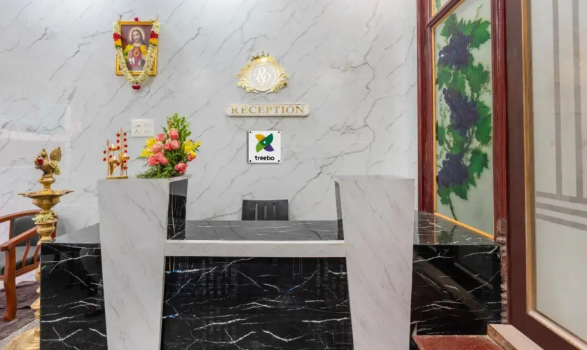 Treebo Royal Plaza,700 Mts From Promenade Beach - Puducherry
