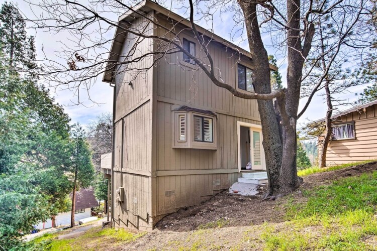 Crestline Cabin W/ Deck: 1 Mi To Lake Gregory - Lake Gregory Regional Park, CA
