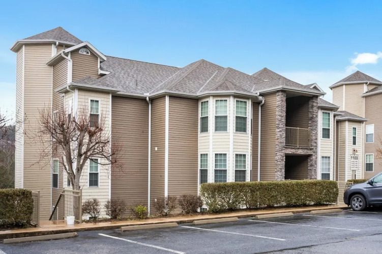 Lake Hideaway Waterfront Condo W/ Resort Perks! - Kimberling City, MO