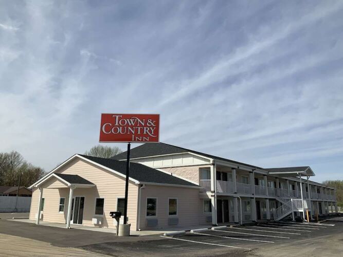 Town & Country Inn - Maryville, IL
