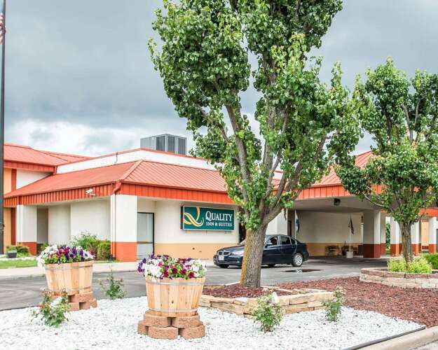 Quality Inn & Suites Kansas City I-435n Near Sports Complex - Kansas City, MO