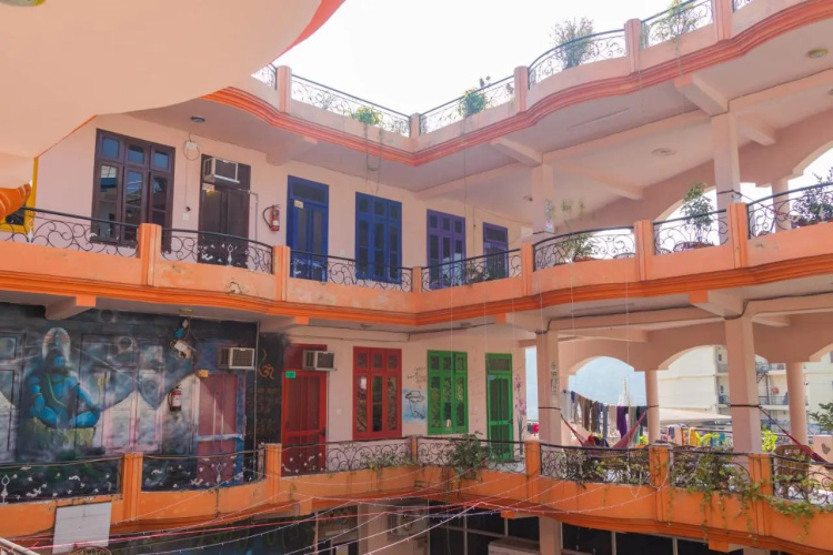 Live Free Hostel - Rishikesh