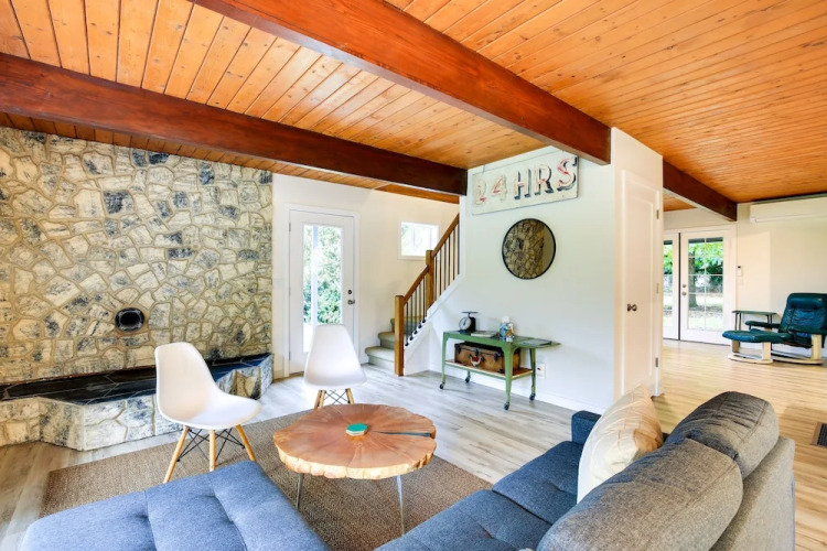 Modern Oregon Getaway W/ Fireplace, Yard & Deck - Gresham, OR