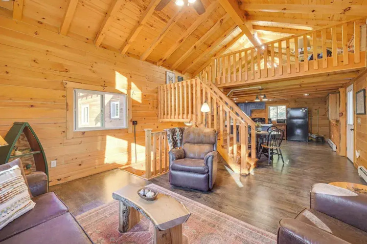 Northwoods Nature Escape! Lakefront Hayward Cabin - Hayward, WI