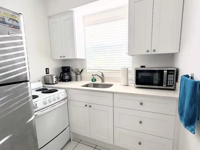 Southwinds 9 For 3 King Studio Steps To Beach - Hollywood, FL