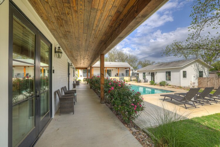 Schubert Inn Suite A With Pool-grill - 2blks To Main - Fredericksburg, TX