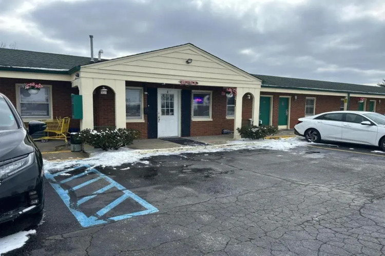 Hillcrest Motel By Oyo Aurora In Near Lawrenceburg - Hidden Valley, IN