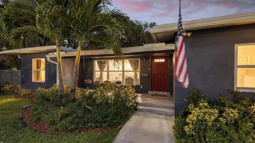 Hot Tub, Firepit, Deck | 10mins To Beach | Middle Terrace Cottage By Avantstay - Sunrise, FL