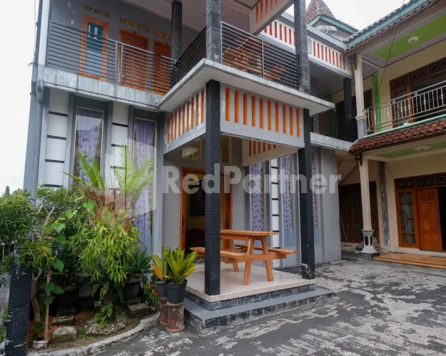 Wisma Giri Mulyo B Near Grojogan Sewu Mitra Reddoorz - Tawangmangu