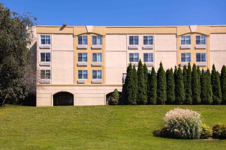 La Quinta Inn Suites White Plains Elmsford - White Plains, NY
