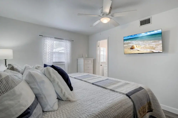 Luxury Pool Dog Friendly Central To Naples And Marco Island By Sky Run Naples 3 Bedroom Home - Naples, FL