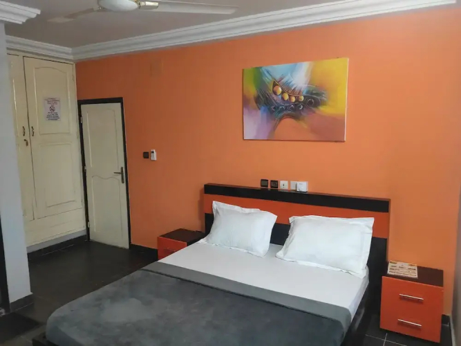 Room-deluxe Double Bed In Royal Blue Gue - Lomé