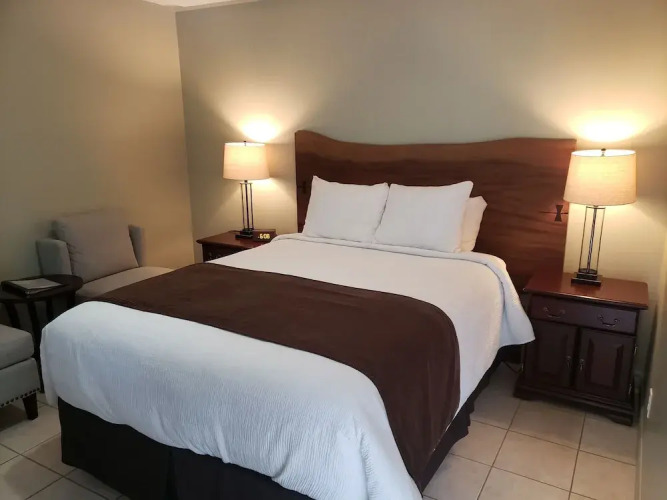 Adventure The Bruce Inn - Recently Renovated With Outdoor Hot Tub - Tobermory