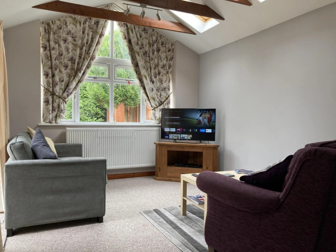 Spacious Detached Bungalow With Ample Parking - Leicestershire
