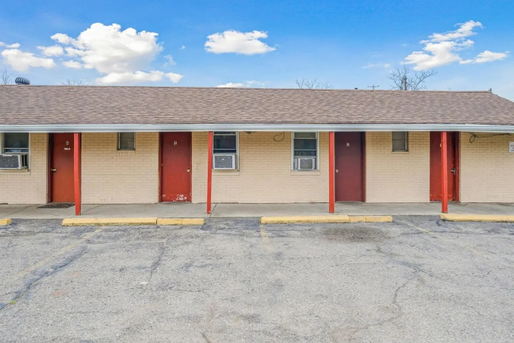 Flint Motel By Oyo Mi Near I-475 - Flint, MI