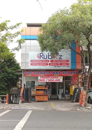 Rubikz Hostel & Cafe - Surabaya