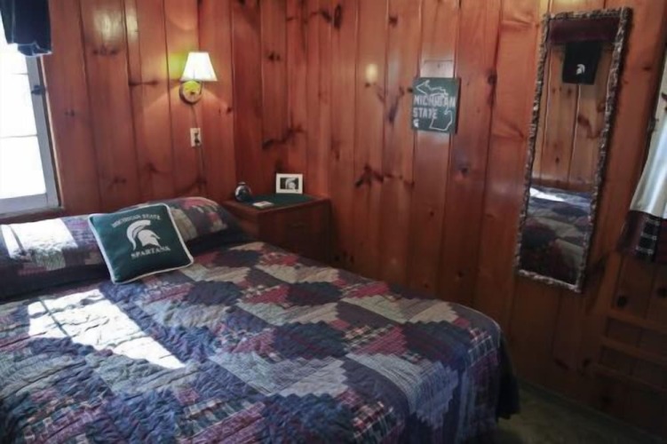#1 - Cedar Village 2 Bedroom Cabin By Redawning - Mackinaw City, MI