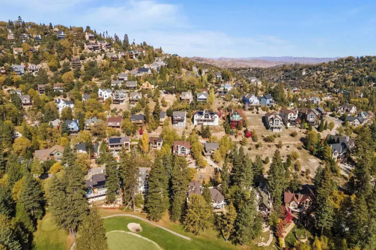 5bdr Stay W/ Fireplace, Game Room & Family-friendly Amenities Arrowhead Chalet By Avantstay - Crestline, CA