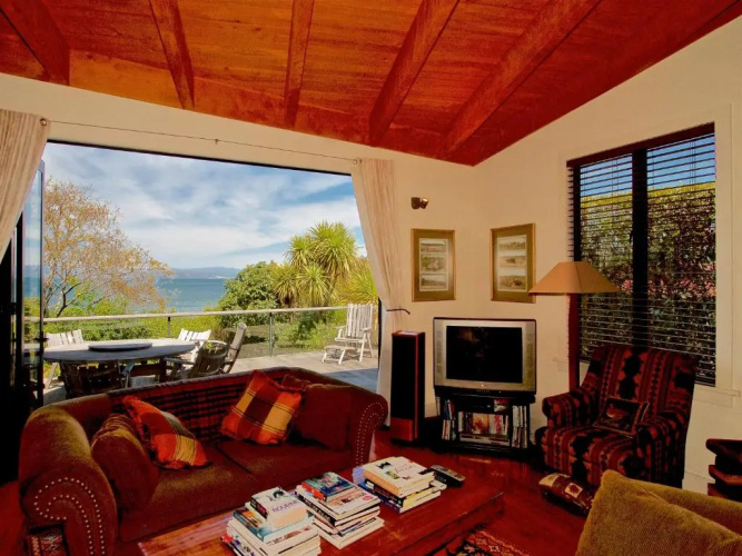 Kauawhi Lodge - Acacia Bay Holiday Home - Lake Taupo