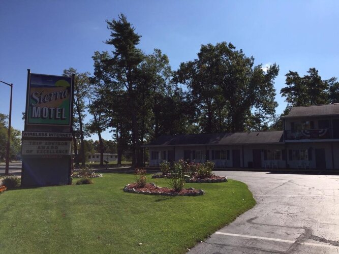 The Sierra Motel - Kewadin, MI