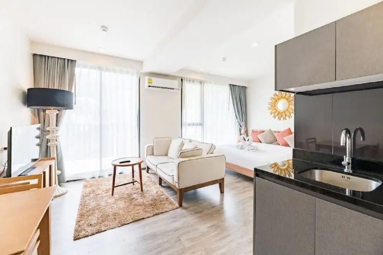 The Deck Patong - Patong Beach