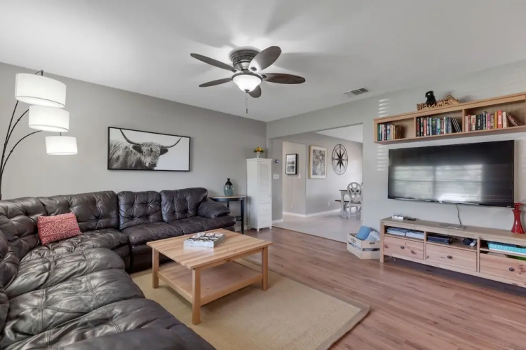 Stylish Home Lrg Yard W/games Grill Hot Tub - Fredericksburg, TX