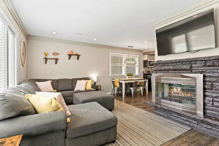 Brew City Game Room Fenced Yard Sleeps 13 - Brookfield, WI