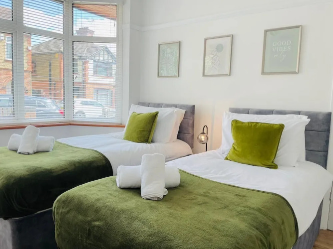 Lovely 4-bed House In Luton - Luton