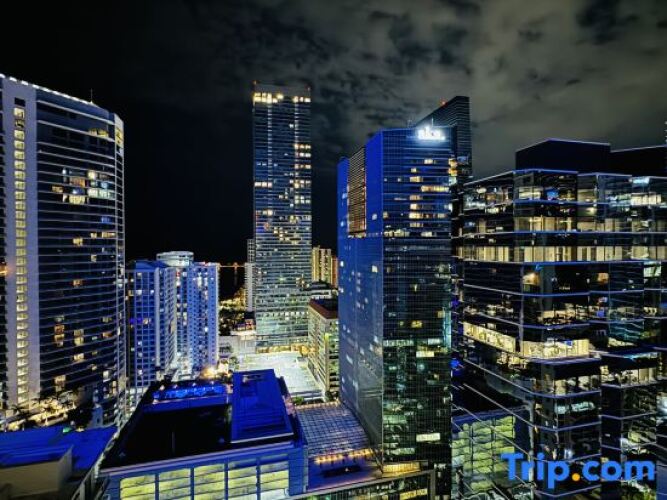 Suites R Us Brickell Bay Dr - Key Biscayne, FL