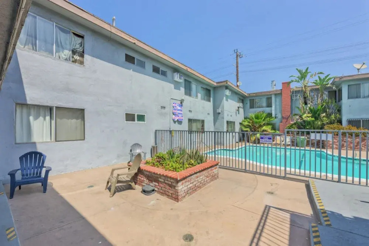 Studio Lodge Hotel - San Fernando, CA