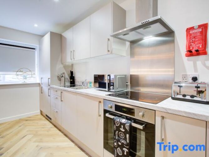 Hybrid Resi - Mitcham Close To Tooting And Wimbledon - Croydon