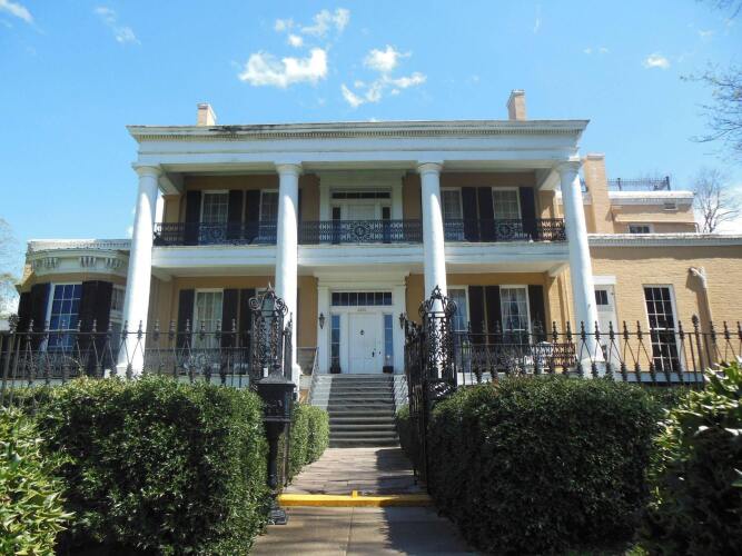 Cedar Grove Mansion Inn & Restaurant - Vicksburg, MS