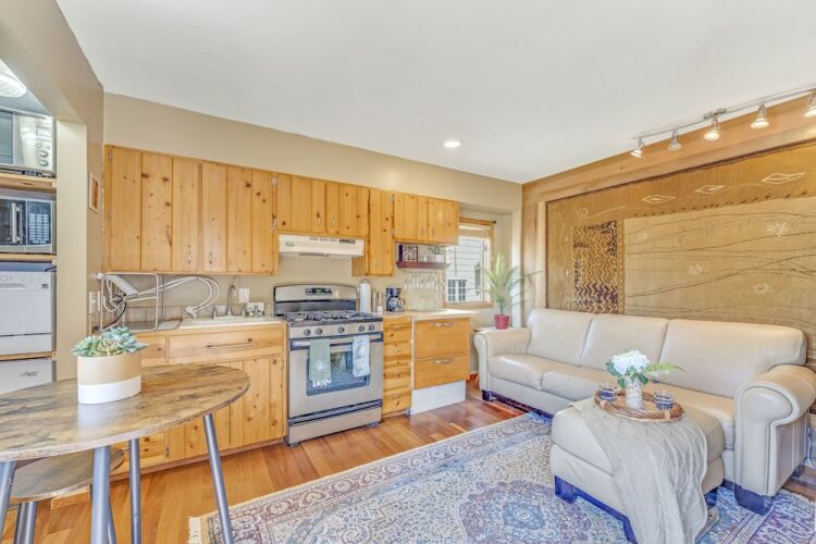 Quaint Carmel - Bungalow Close To Beach - Carmel-by-the-Sea, CA