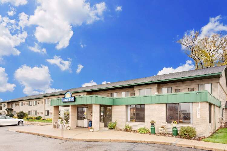 Days Inn By Wyndham Winona - Winona, MN