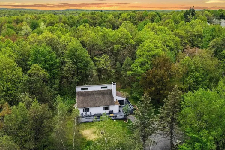 Inn The Poconos By Avantstay Private Lake Access Enclosed Hot Tub - Mount Pocono, PA