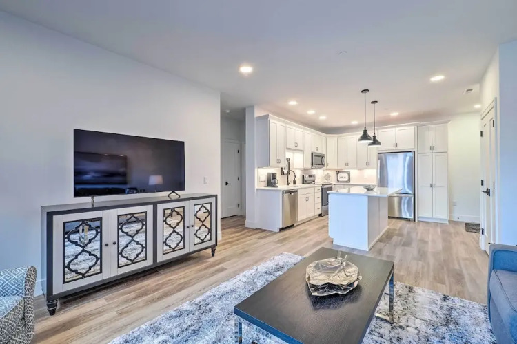 Downtown Traverse City Condo < 1/2 Mi To Beach! - Traverse City, MI