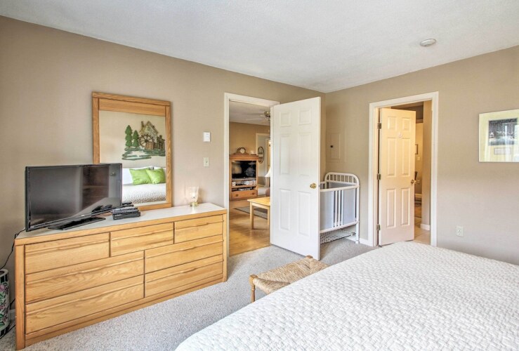 Lincoln Resort Condo W/ Pool Access - Near Hiking! - New Hampshire