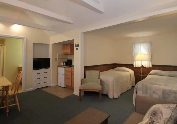 Village Green Motel - Cape Cod, MA