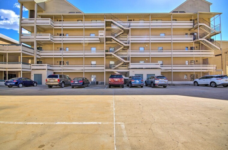 Bright Waterfront Condo W/ Resort Amenities! - Lake Ozark, MO