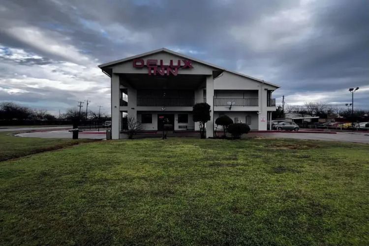 Deluxe Inn Motel By Oyo Grand Prairie Interstate 30 - Grand Prairie, TX