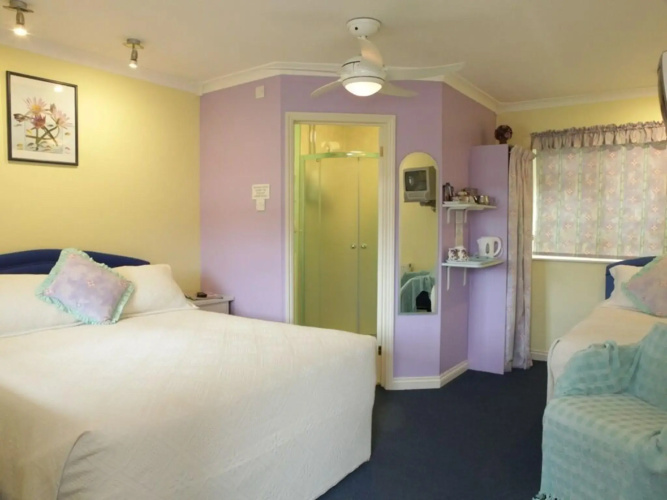 Little Bullocks Farm - London Stansted Airport (STN)