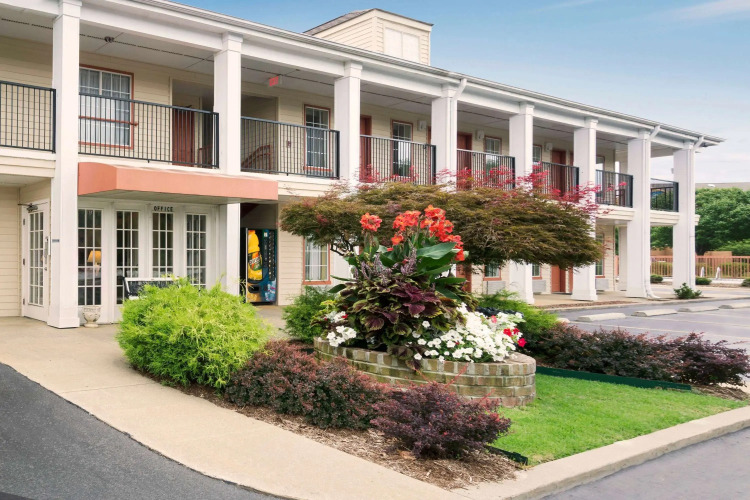 Super 8 By Wyndham Garner/clayton/raleigh - Clayton, NC