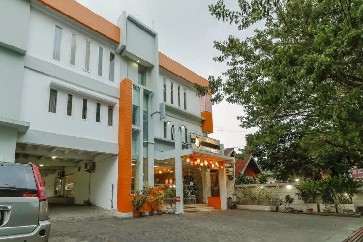 Reddoorz Near Manado Town Square - Manado