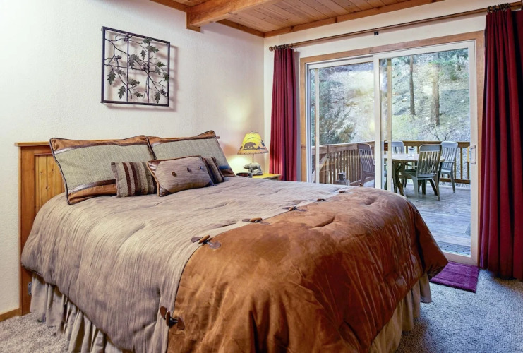 Big Bear City Cabin W/ Hot Tub ~ 4 Mi To Resort - Big Bear, CA