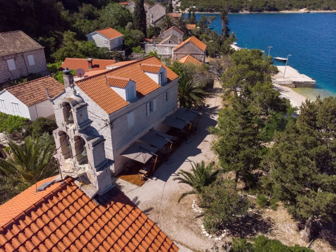 Vrnik Arts Club - Curzola