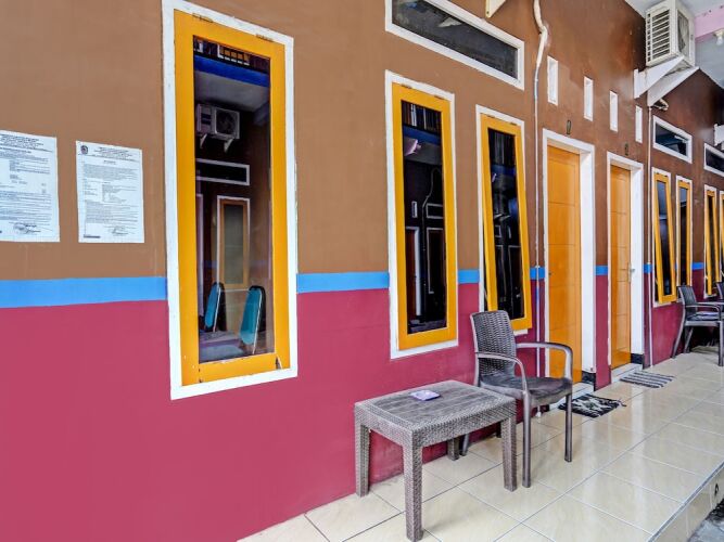 Spot On 92452 Griya Sandi Residence Family Nearpantai Boom - Banyuwangi