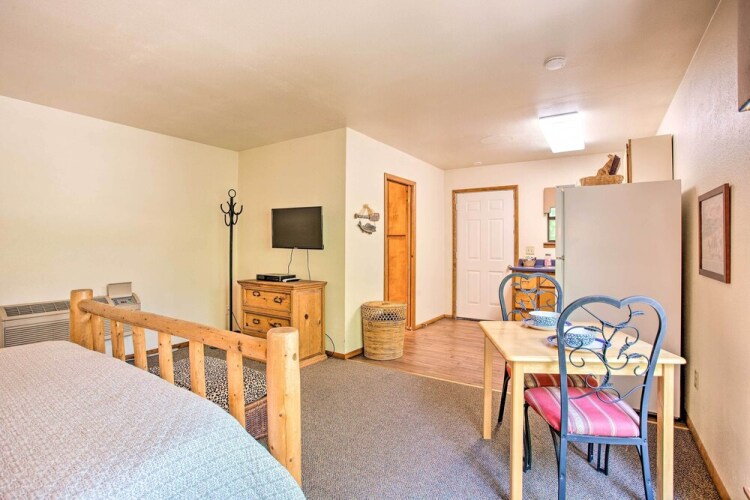 Bright Davis Escape W/ Screened-in Porch! - Davis, OK